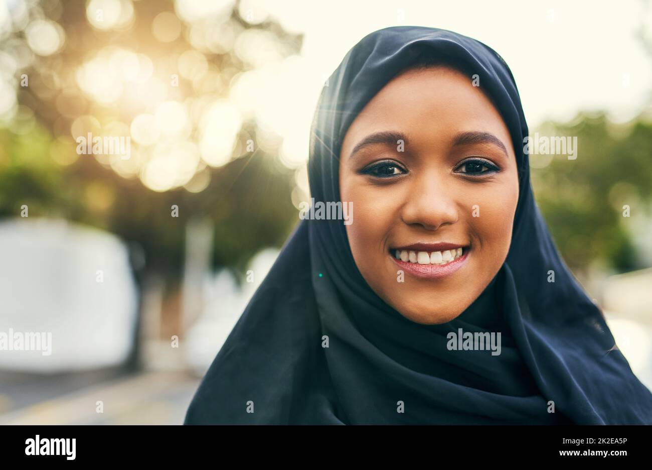 Woman portrait smiling outside hi-res stock photography and images - Alamy Woman portrait smiling outside hi-res stock photography and images - Alamy