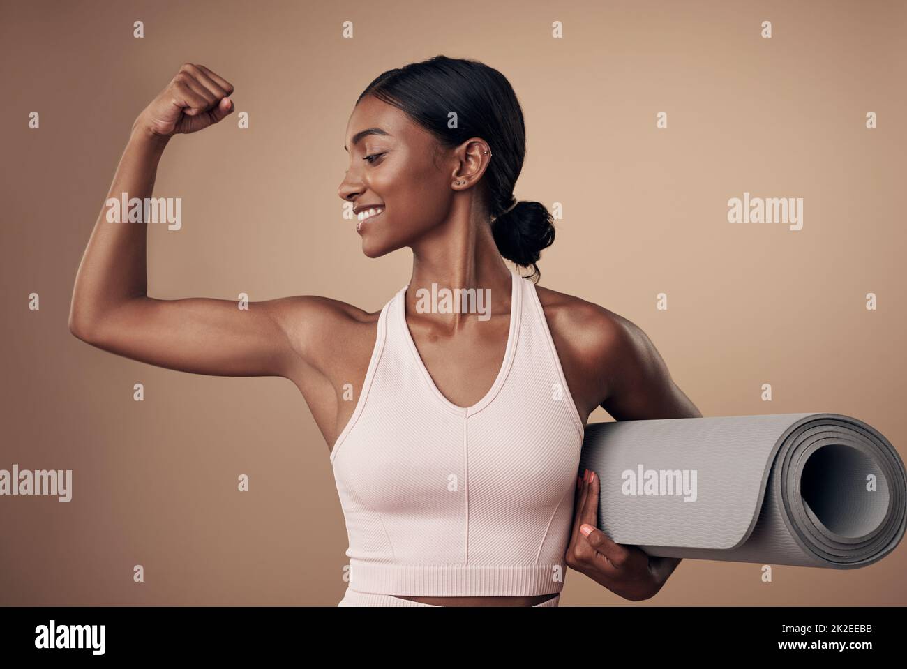 Muscles flexing pose hi-res stock photography and images - Alamy