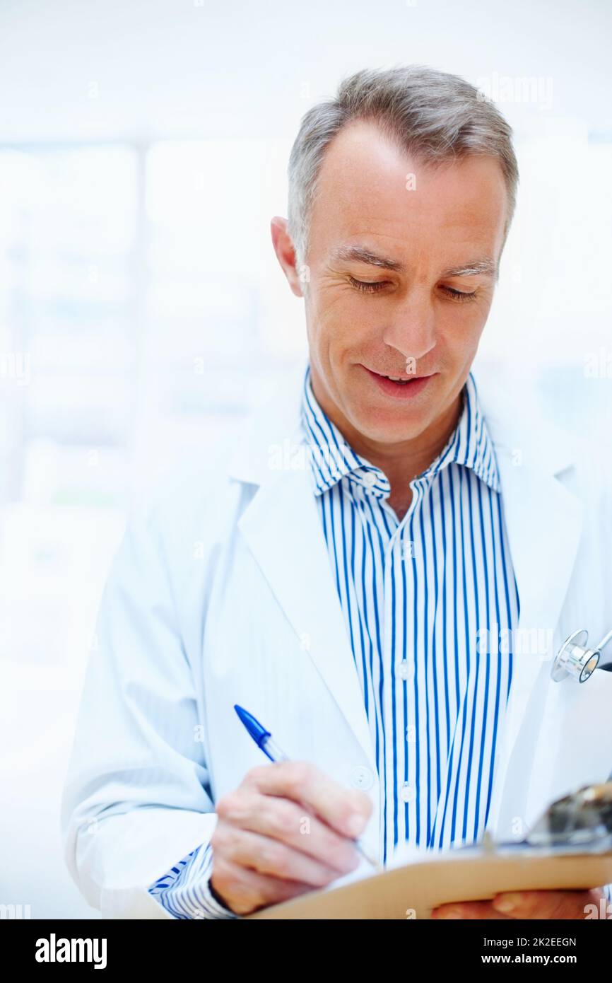 Doctor with chart hi-res stock photography and images - Alamy