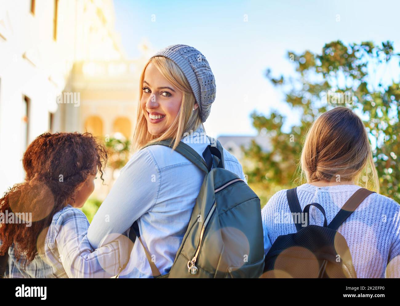 Students outside backpack hi-res stock photography and images - Alamy