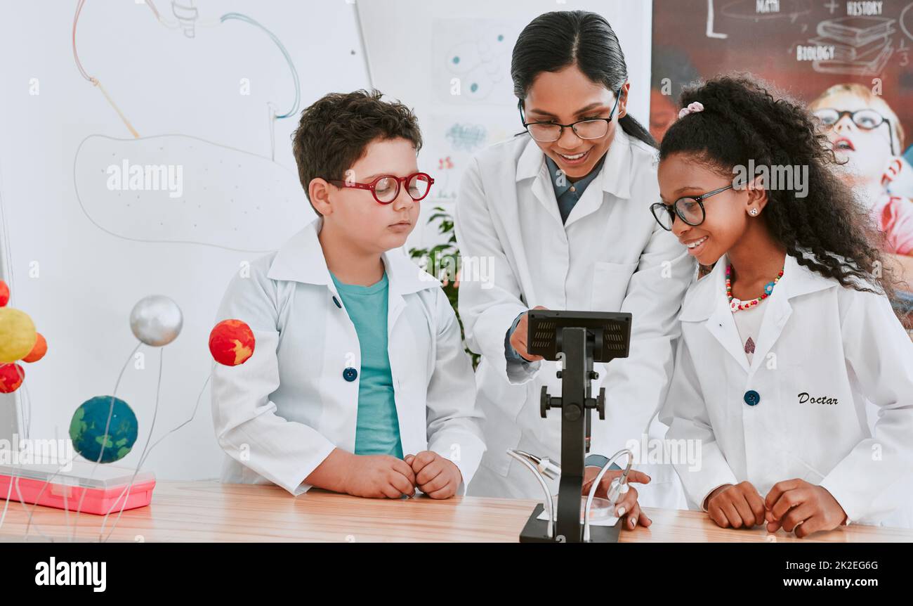 Students using microscope hi-res stock photography and images - Alamy