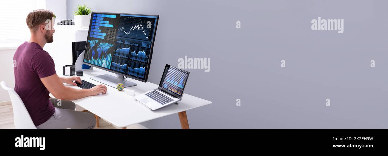 Analyst and computer and map hi-res stock photography and images - Alamy