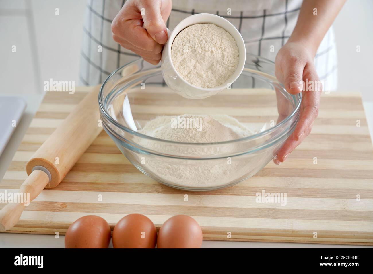 Pouring wheat flour on rolling hi-res stock photography and images - Alamy
