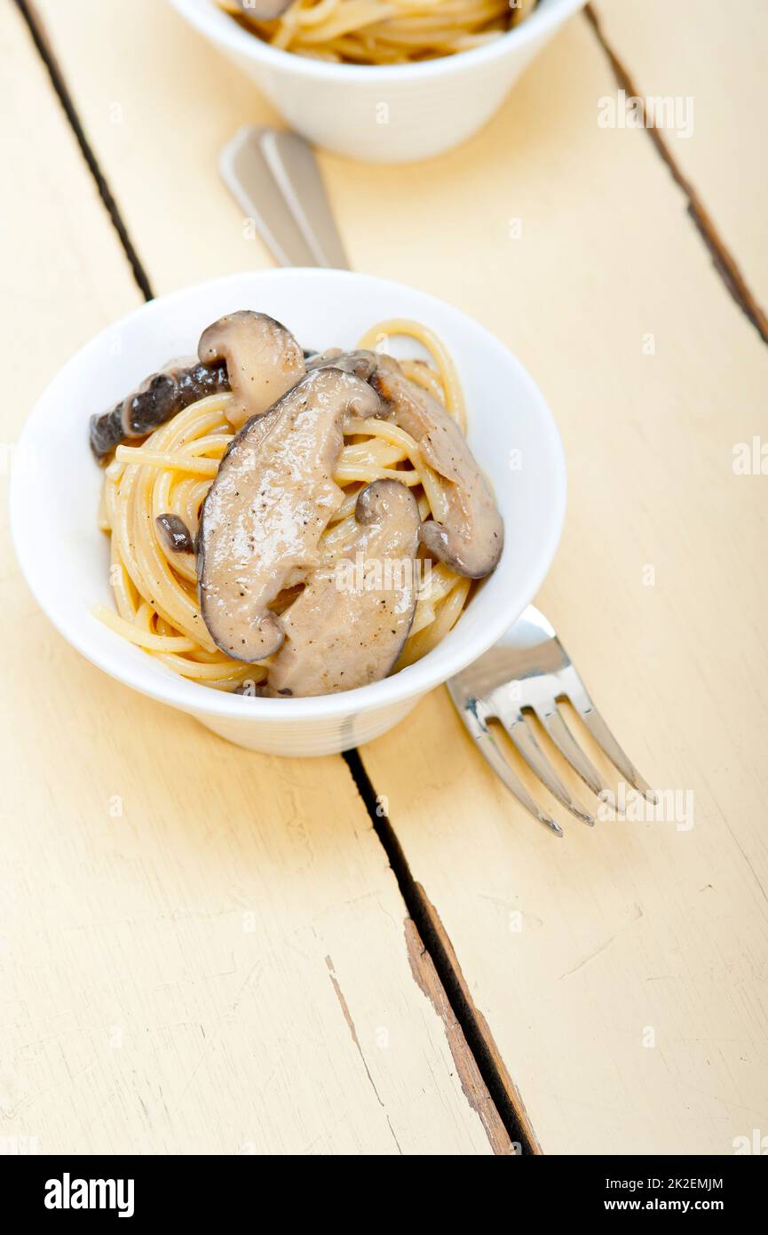 Spaghetti mushrooms hi-res stock photography and images - Alamy
