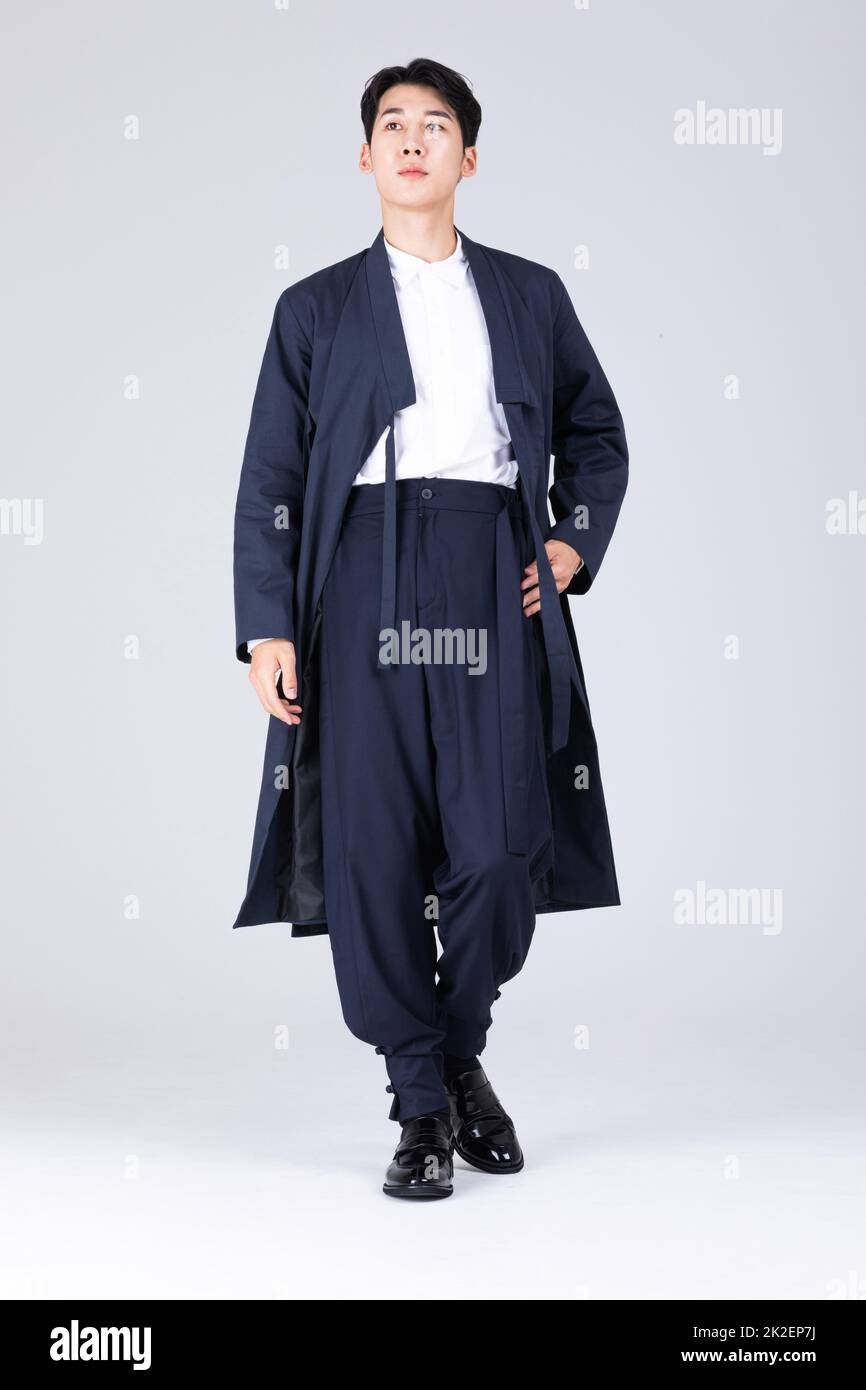 Posing in hanbok hi-res stock photography and images - Alamy