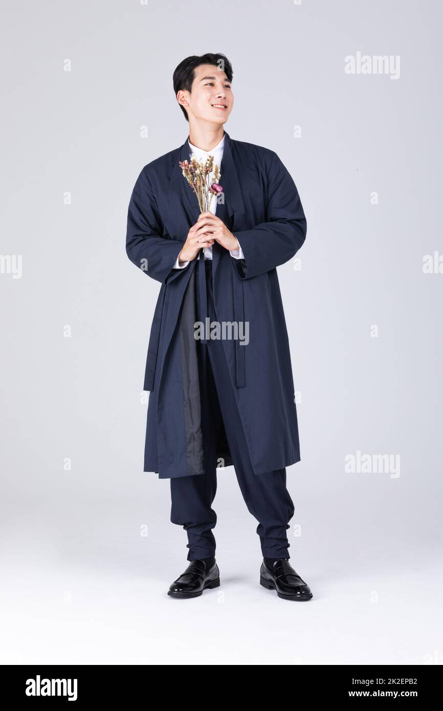 Posing in hanbok hi-res stock photography and images - Alamy
