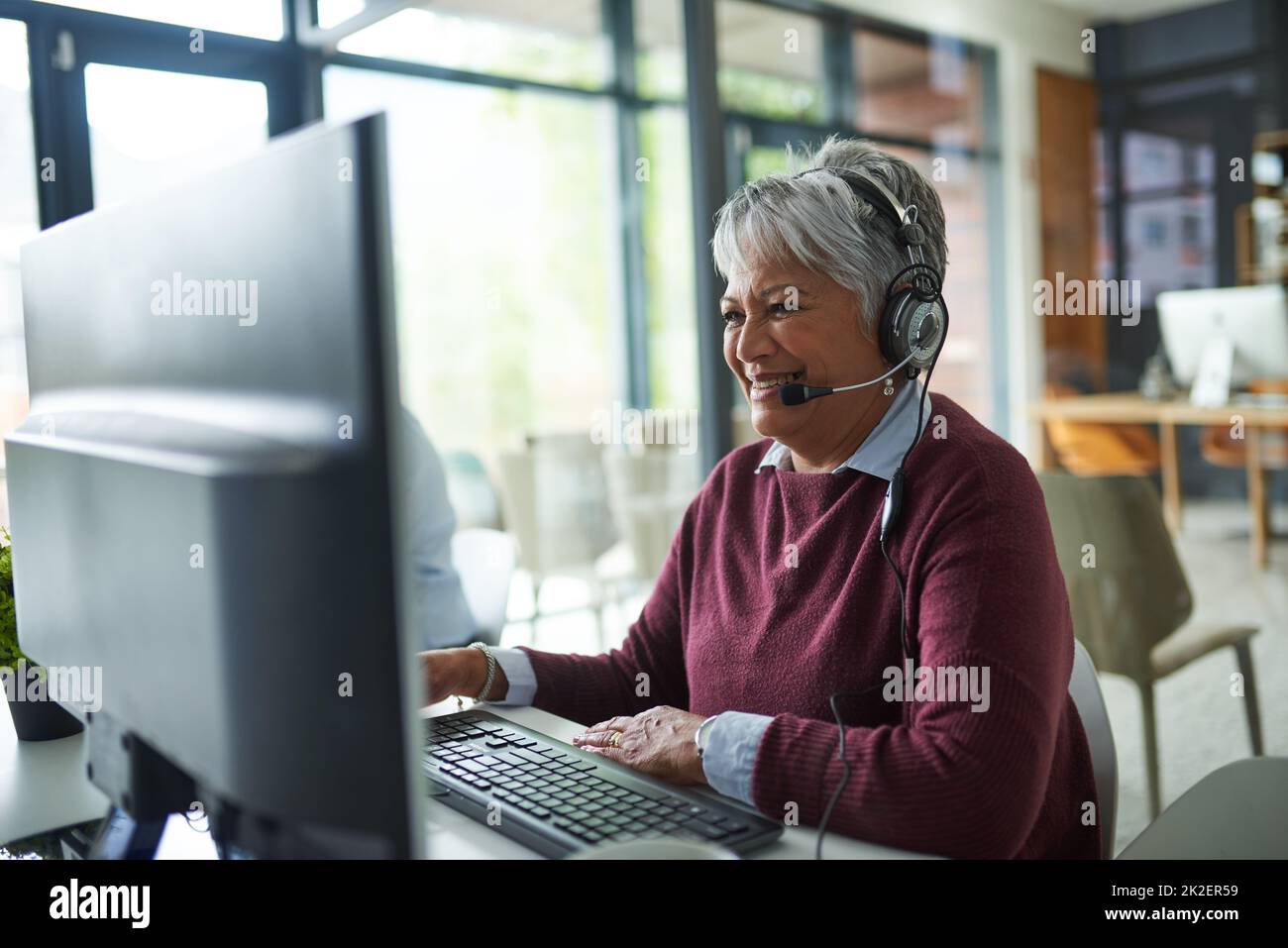 Mature woman computer hi-res stock photography and images - Alamy