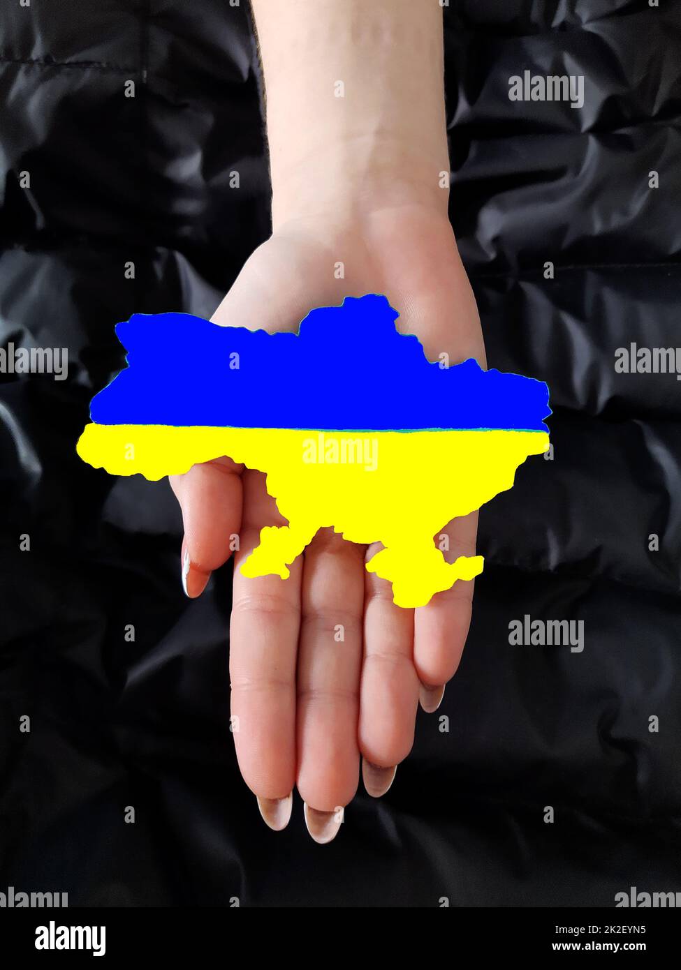 Hands holding a map hi-res stock photography and images - Alamy