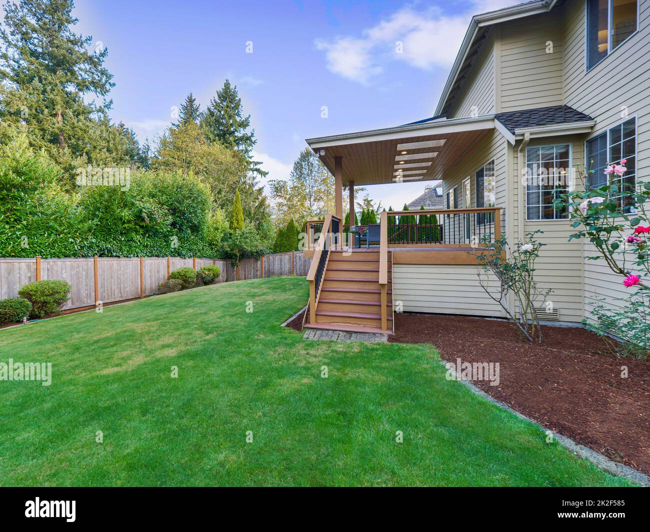 Modern residential backyard exterior Stock Photo - Alamy