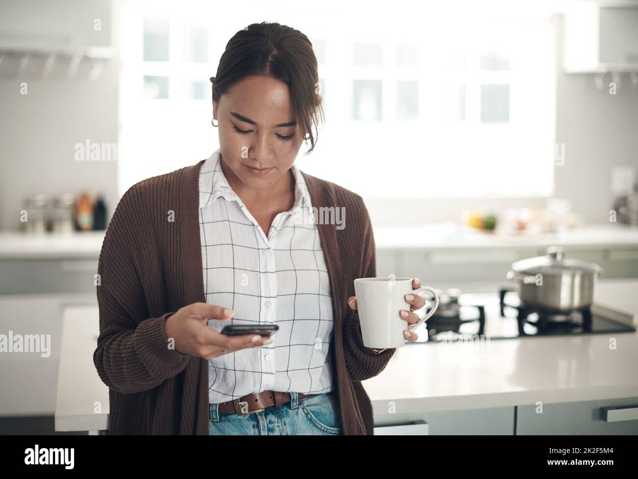 Woman reading a scroll hi-res stock photography and images - Alamy