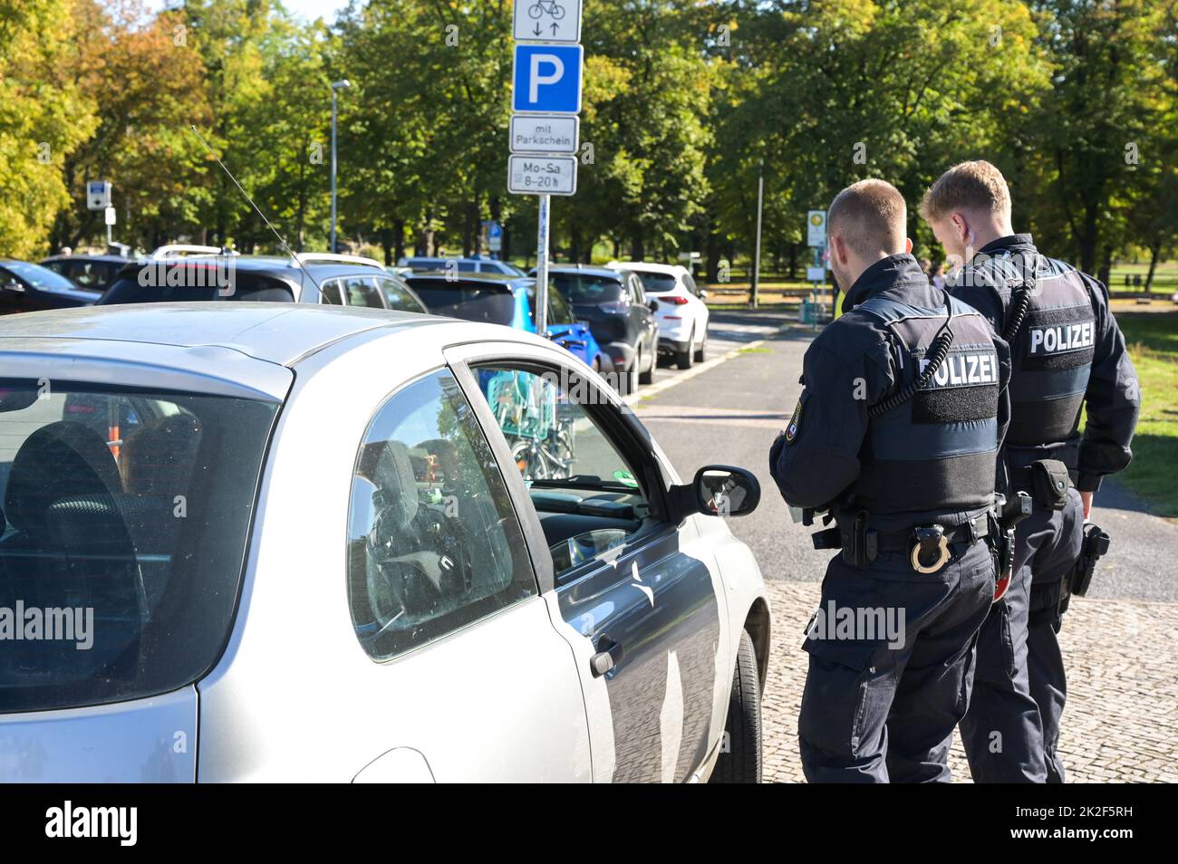 Magdeburg, Germany. 21st Sep, 2022. Police officers from the Central ...