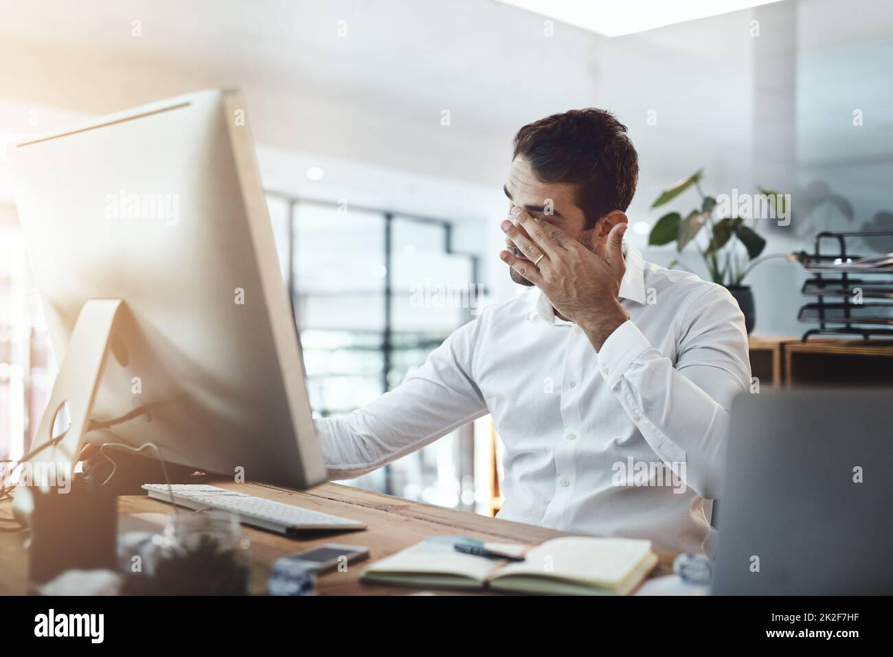 Office employee long table hi-res stock photography and images - Alamy