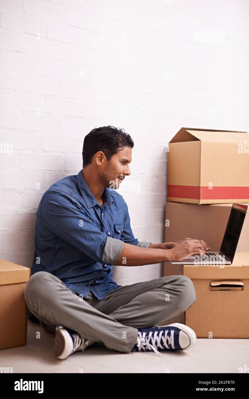 Moving house man boxes hi-res stock photography and images - Alamy