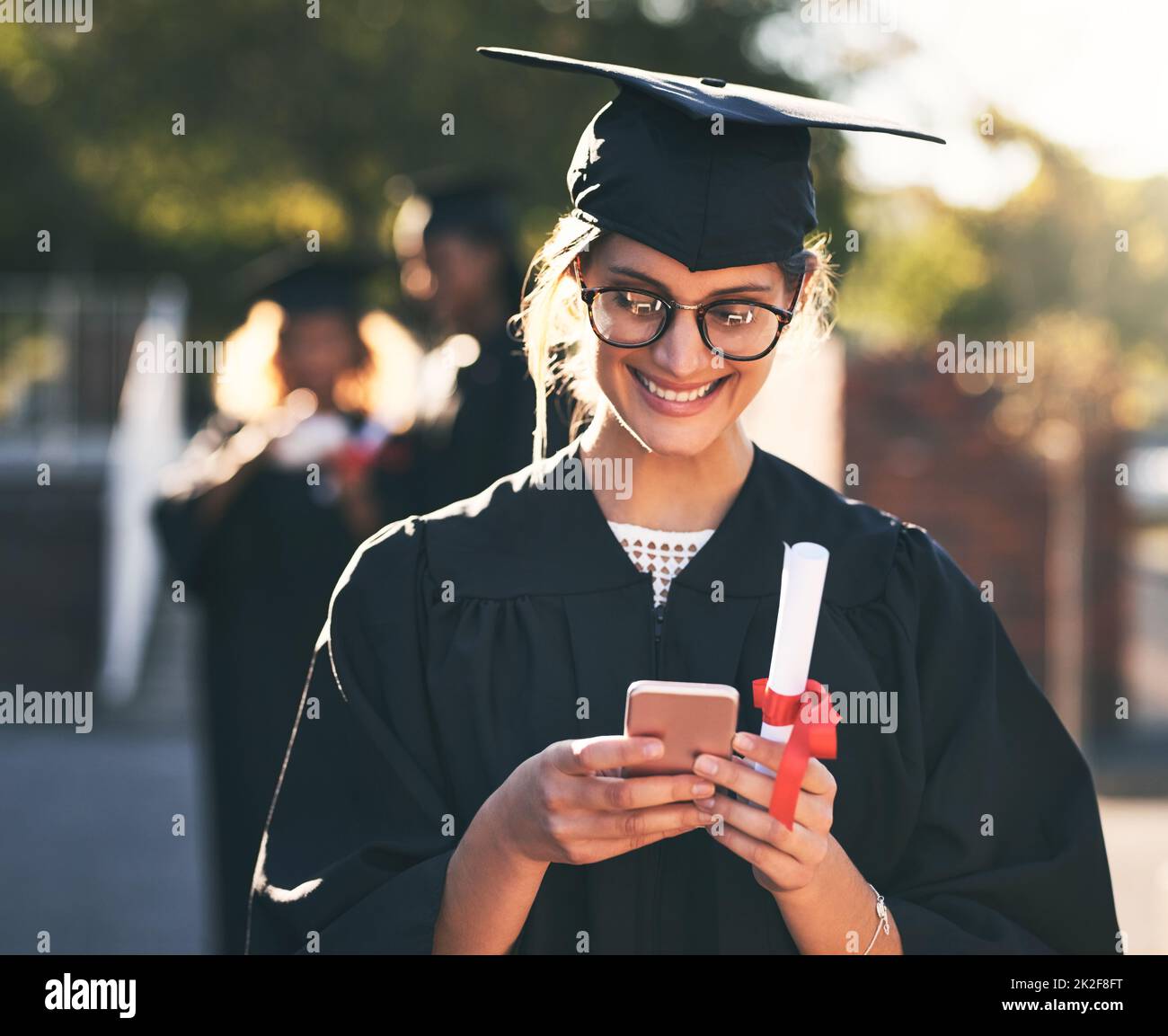 Graduation students reading university hi-res stock photography and ...