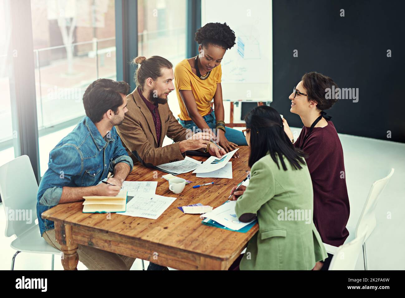 Young creatives team hi-res stock photography and images - Alamy