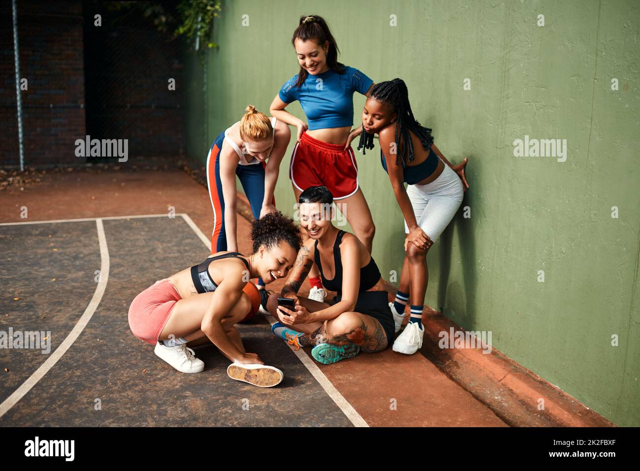Girls team playing basketball hi-res stock photography and images - Alamy