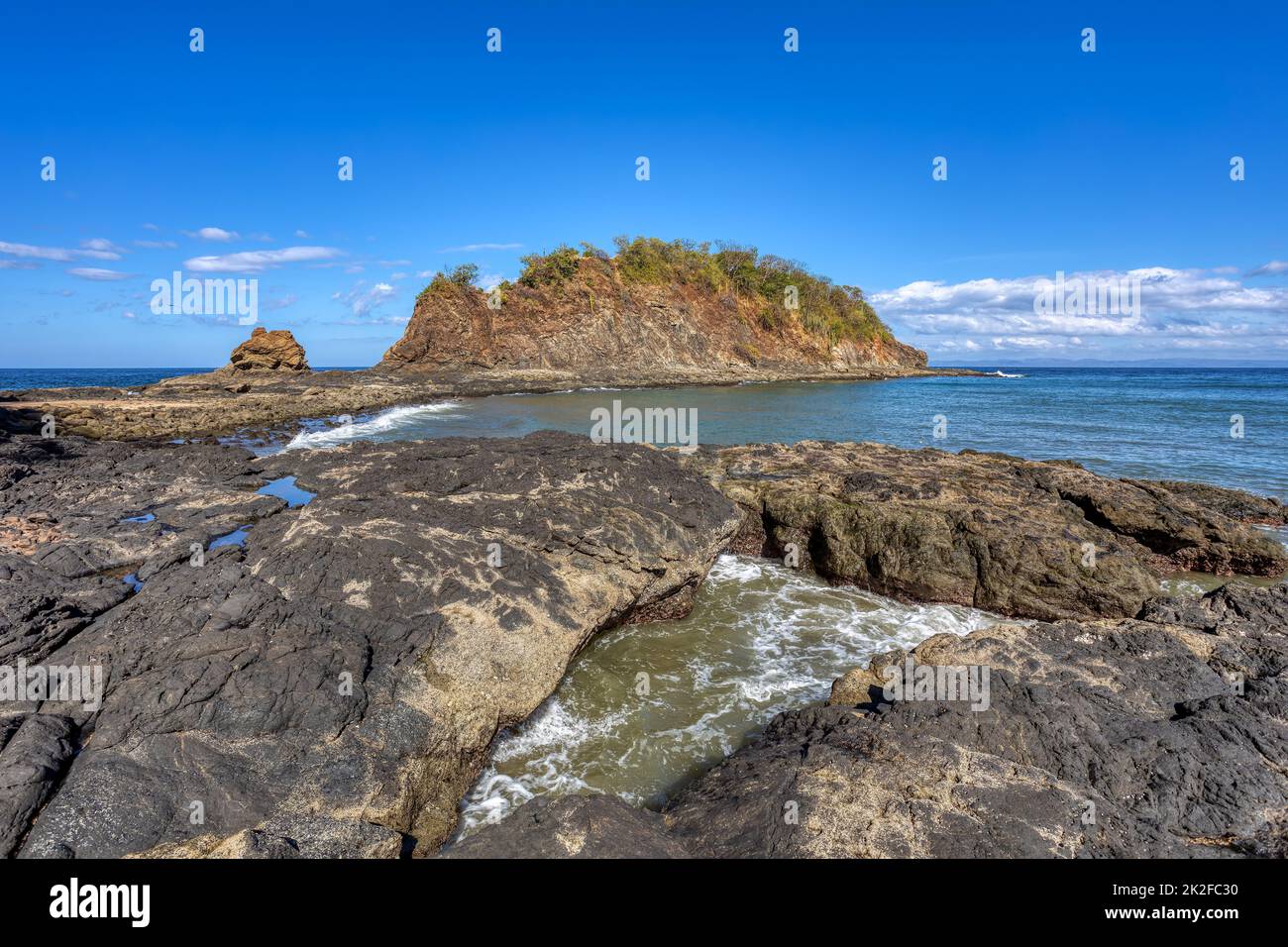 Ocean waves on rock shore hi-res stock photography and images - Alamy