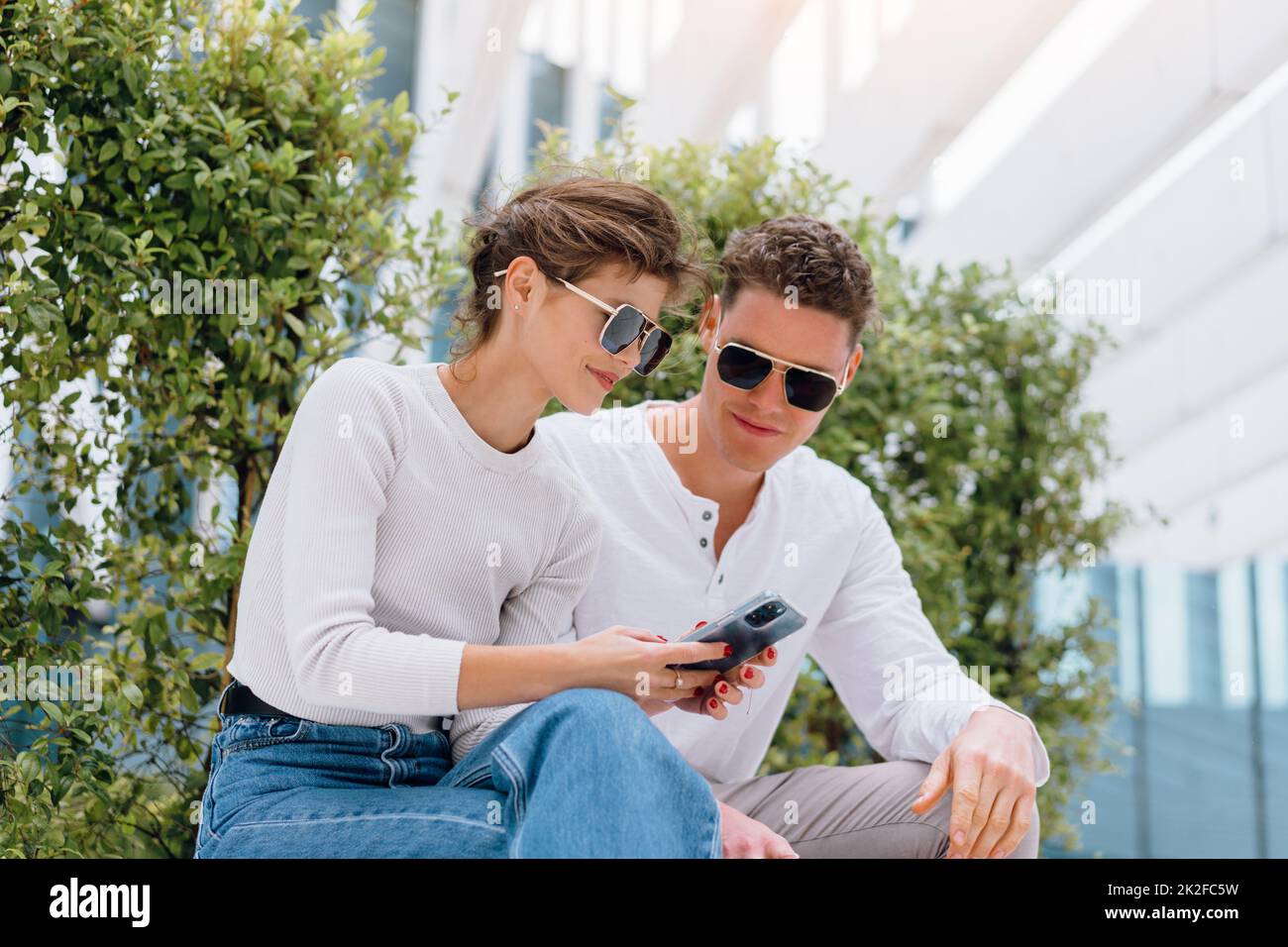 Man woman devices outside hi-res stock photography and images - Alamy