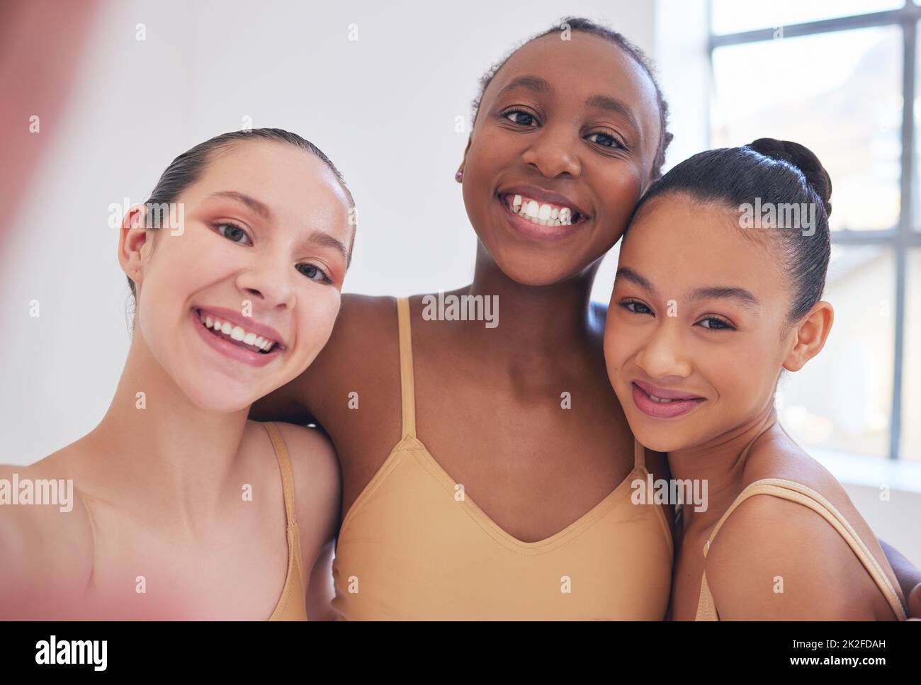 Professional ballet dancers hi-res stock photography and images - Alamy