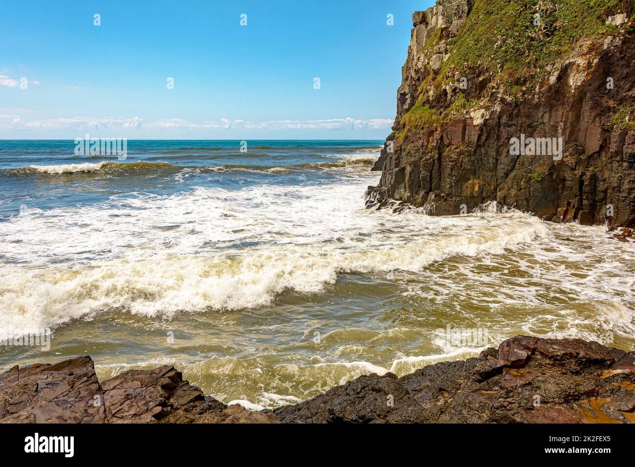 Waves crash against a break wall hi-res stock photography and images ...