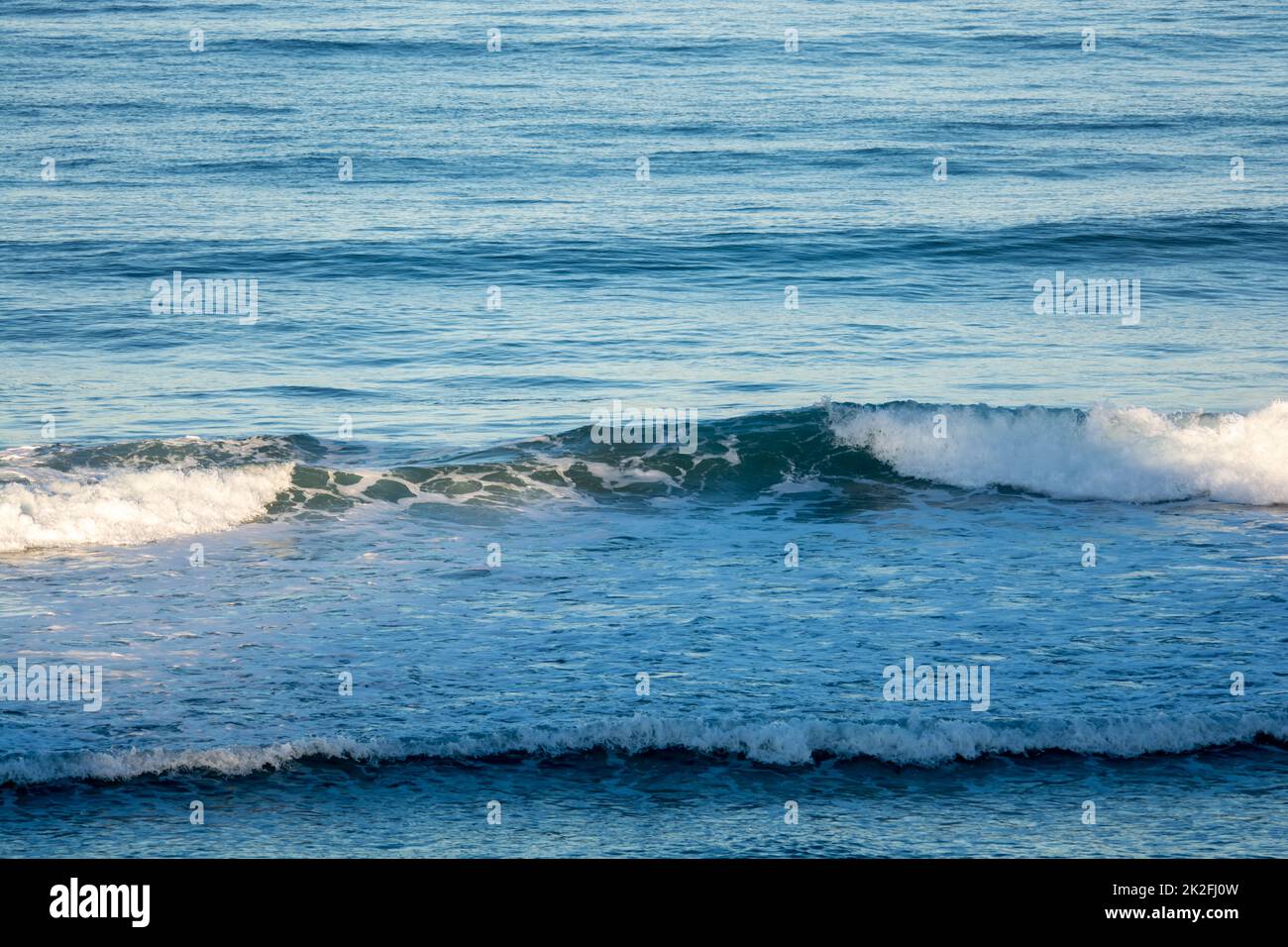 Small breaking waves hi-res stock photography and images - Alamy
