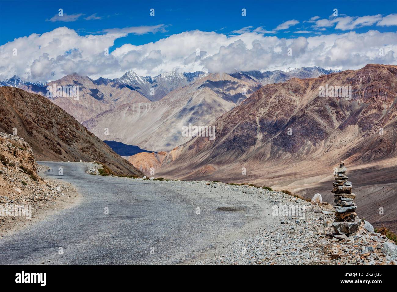 Road near mountains asphalt hi-res stock photography and images - Alamy