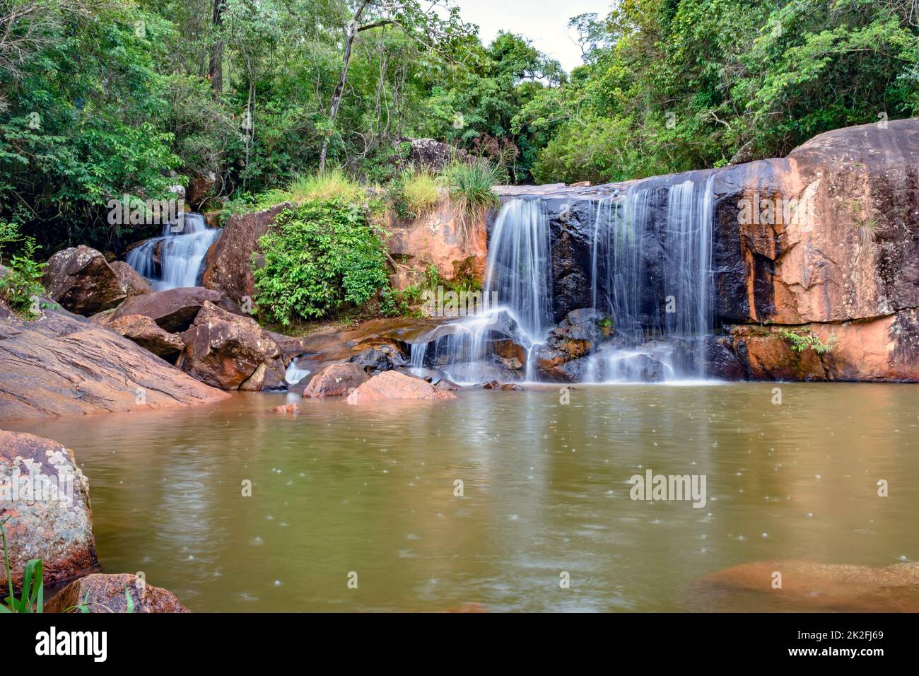 Cascade waterfall lake hi-res stock photography and images - Alamy
