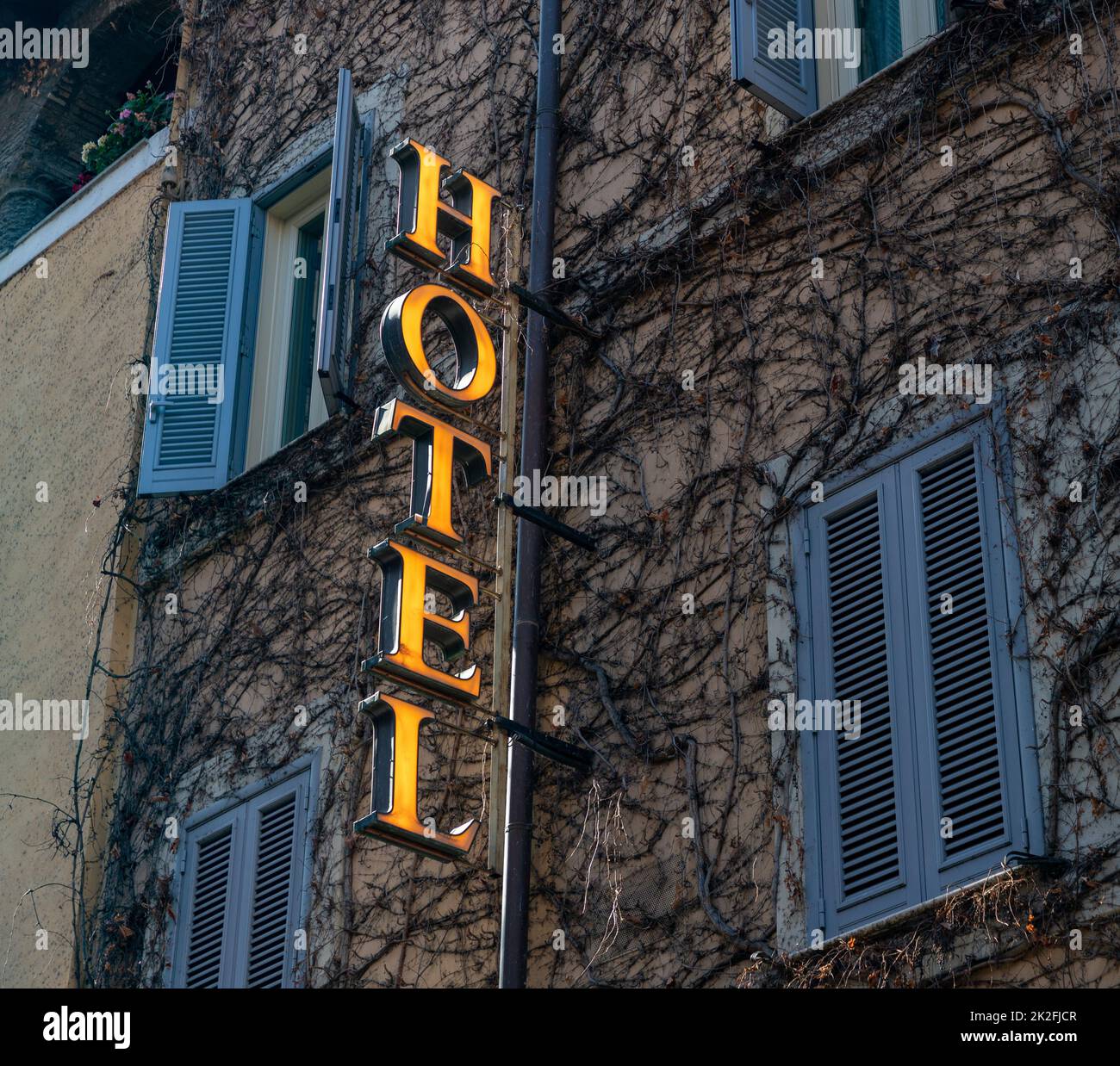 Hotel sign facade hi-res stock photography and images - Alamy