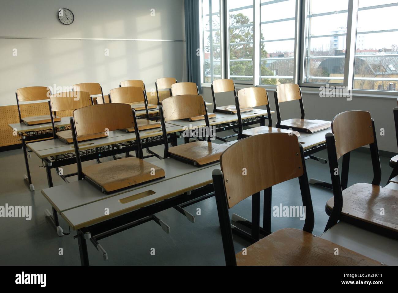 Empty schoolroom hi-res stock photography and images - Alamy