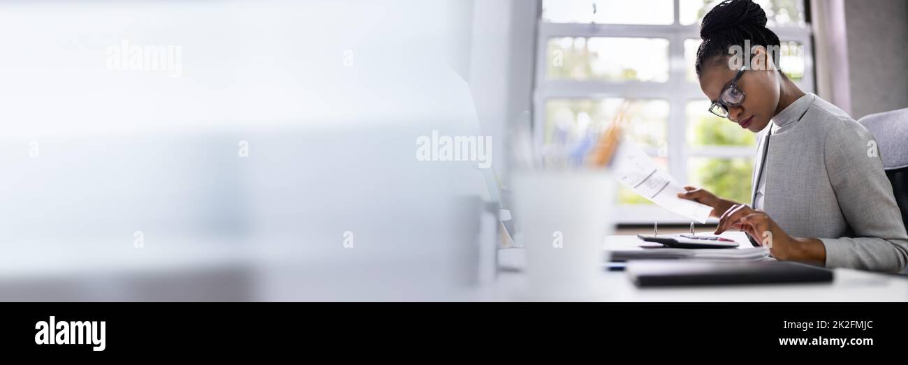 Accountant female black hi-res stock photography and images - Alamy