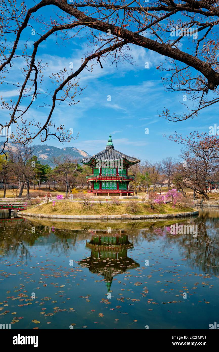 Hyangwonjeong Pavilion, Gyeongbokgung Palace, Seoul, South Korea Stock ...