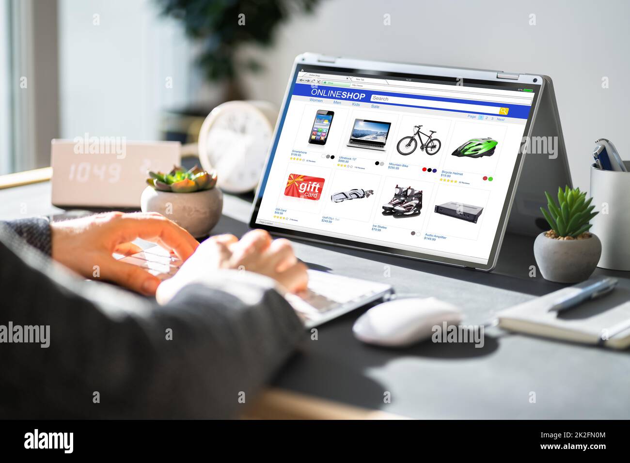 Reading Newspaper Article Online Stock Photo - Alamy