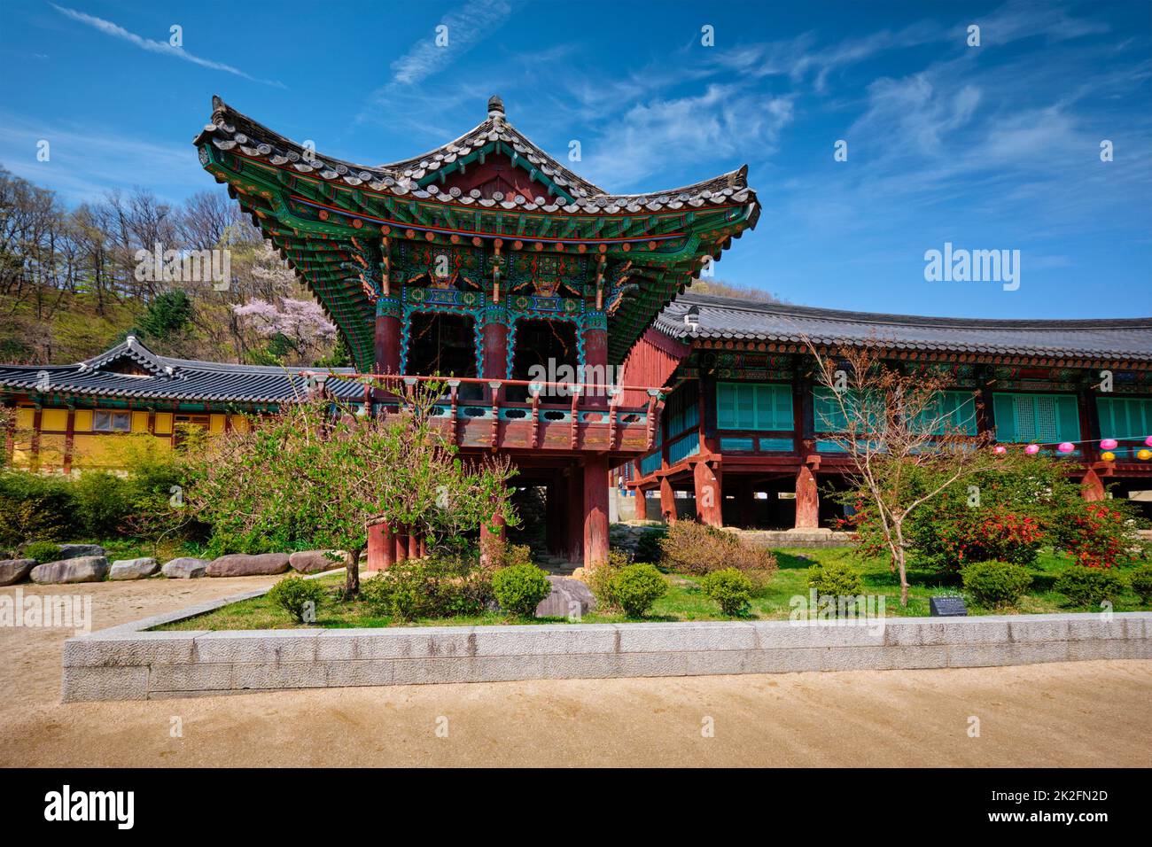 Sinheungsa temple in Seoraksan National Park, Seoraksan, South Korea ...