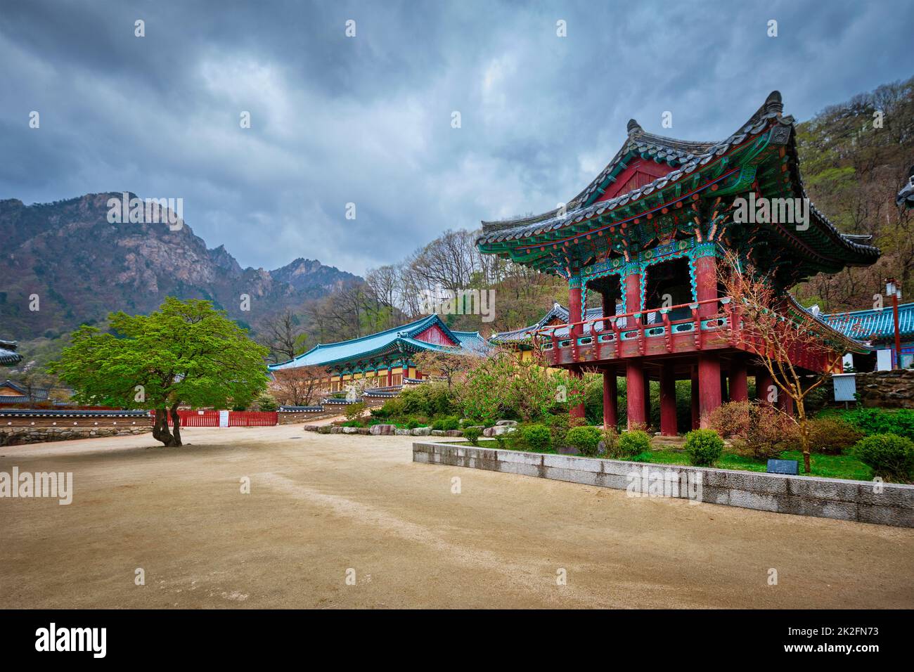 Sinheungsa temple in Seoraksan National Park, Seoraksan, South Korea ...