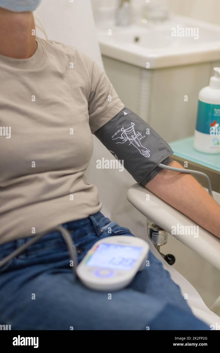 Female doctor using sphygmomanometer hi-res stock photography and ...