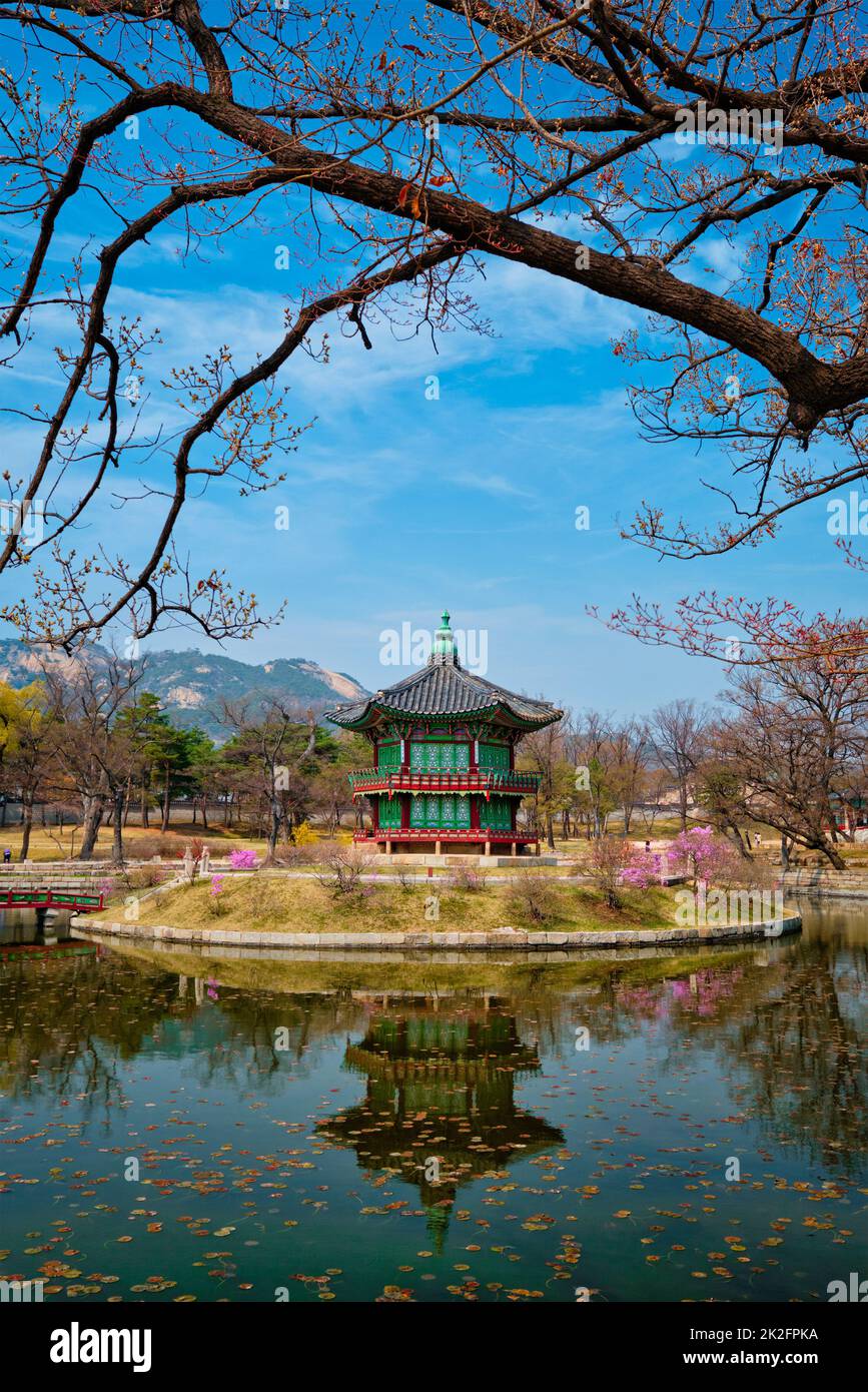 Hyangwonjeong Pavilion, Gyeongbokgung Palace, Seoul, South Korea Stock ...
