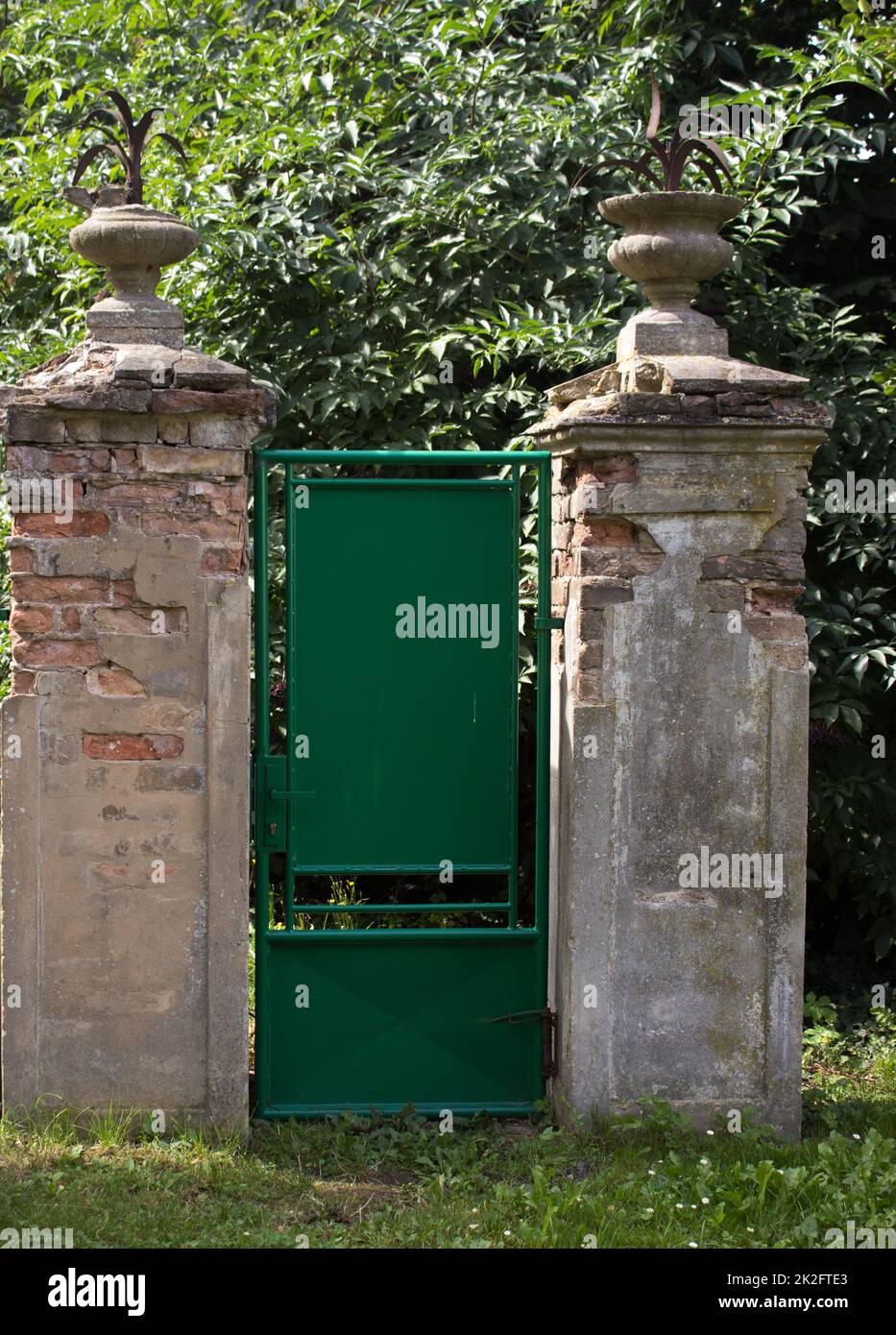 Classic metal gate hi-res stock photography and images - Alamy