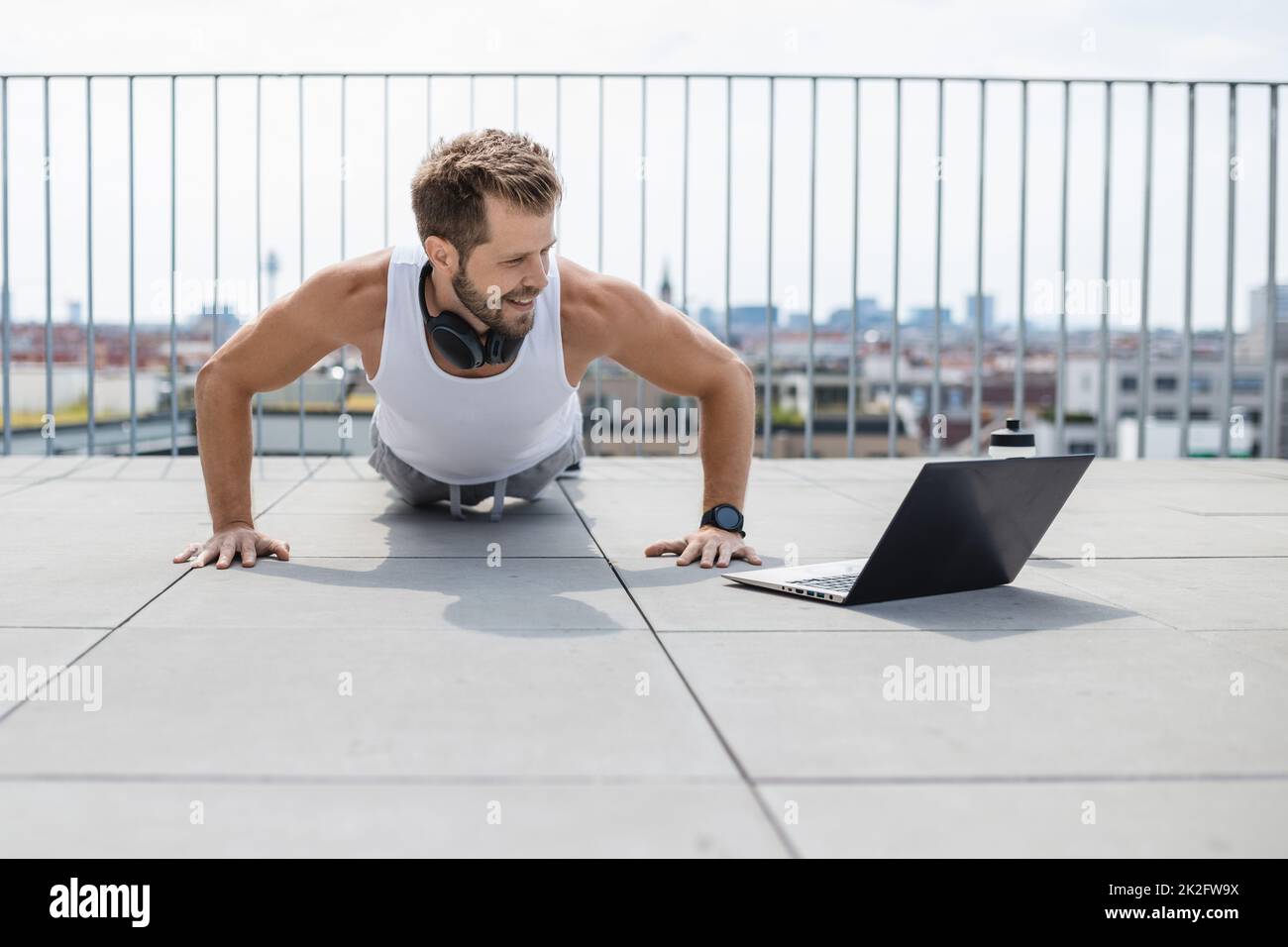 Handsome man training and working out outdoors Stock Photo - Alamy