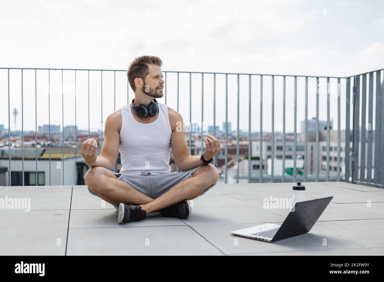Handsome man training and working out outdoors Stock Photo - Alamy