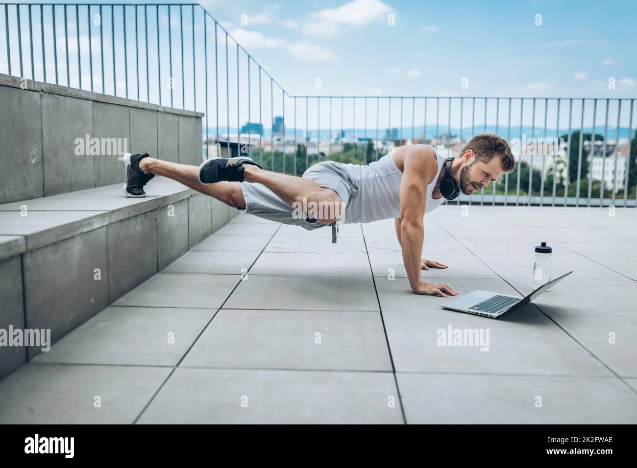 Handsome man training and working out outdoors Stock Photo - Alamy