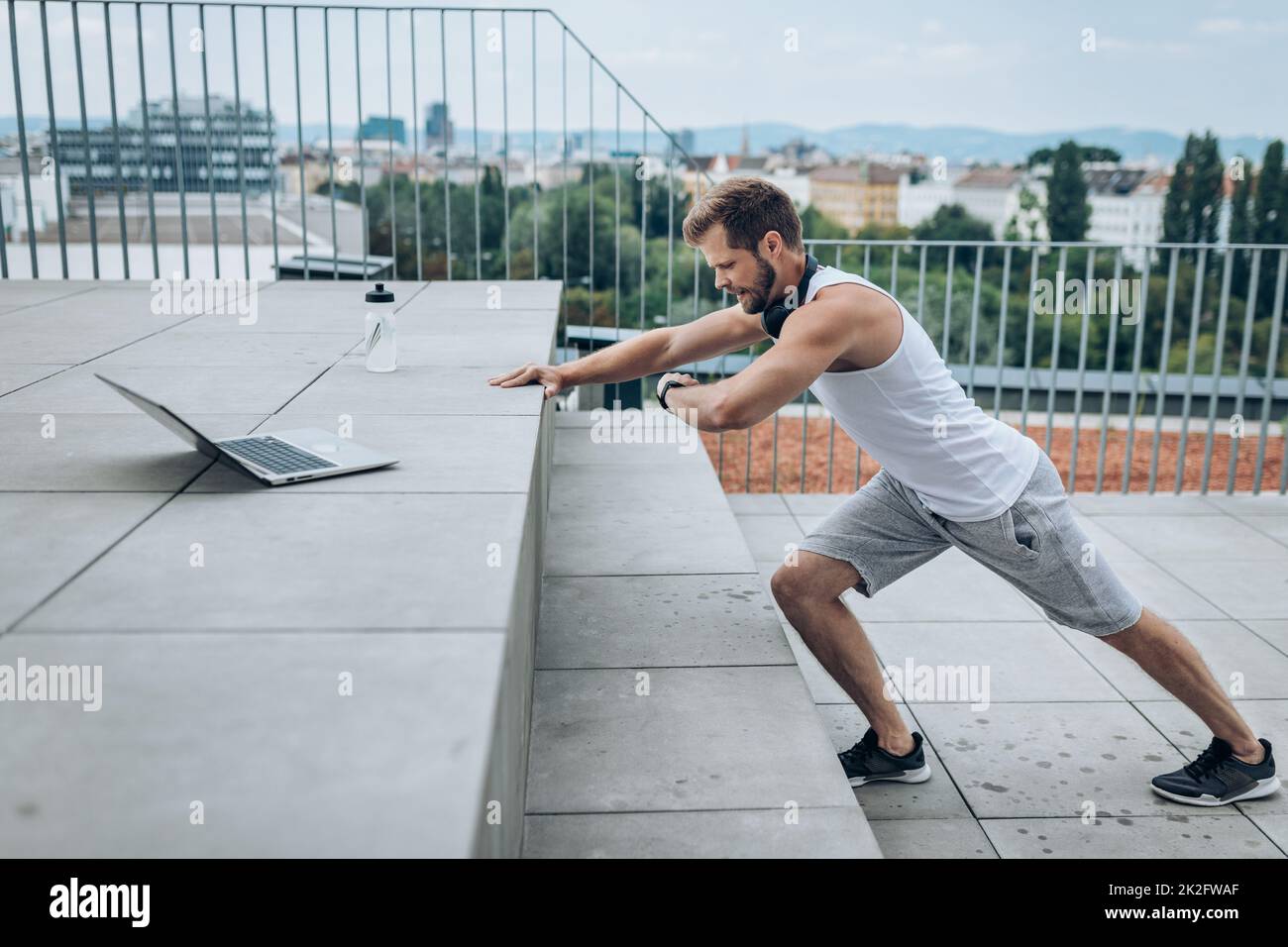 Handsome man training and working out outdoors Stock Photo - Alamy