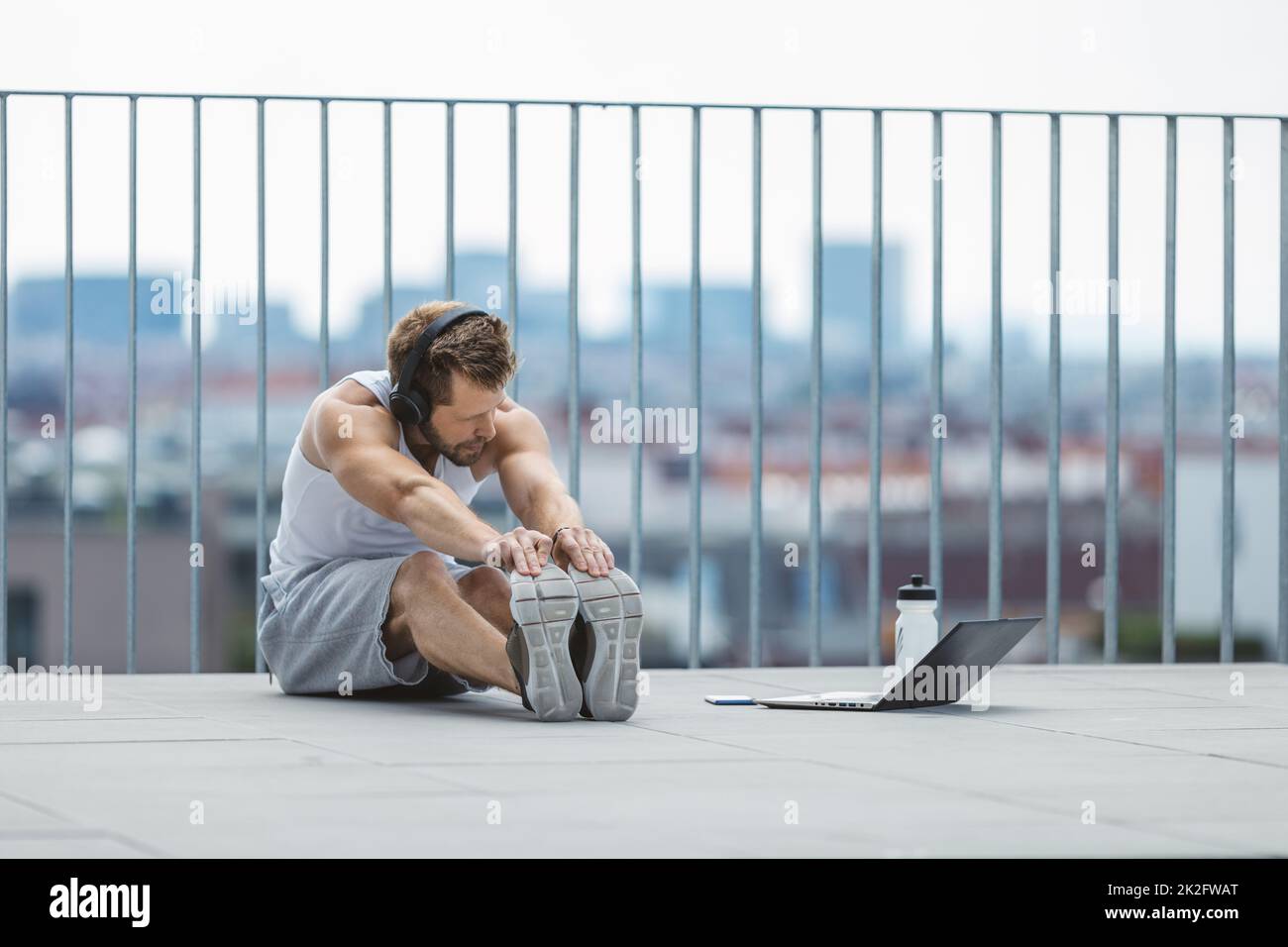 Handsome man training and working out outdoors Stock Photo - Alamy