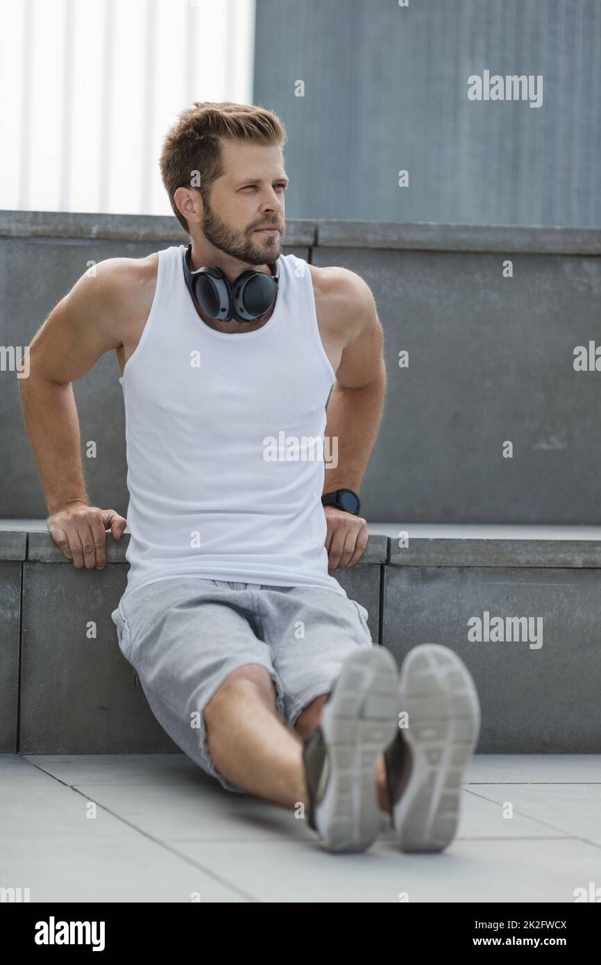 Handsome man training and working out outdoors Stock Photo - Alamy