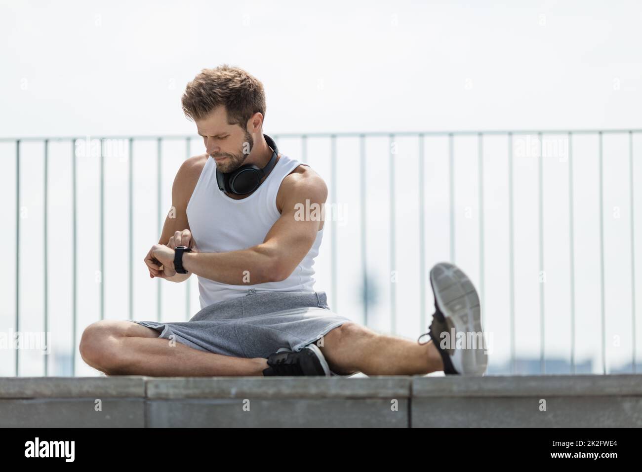 Handsome man training and working out outdoors Stock Photo - Alamy
