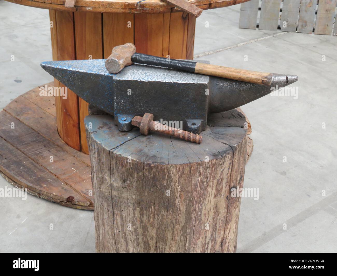 heavy metal anvil hit noise forge hammer screw Stock Photo - Alamy