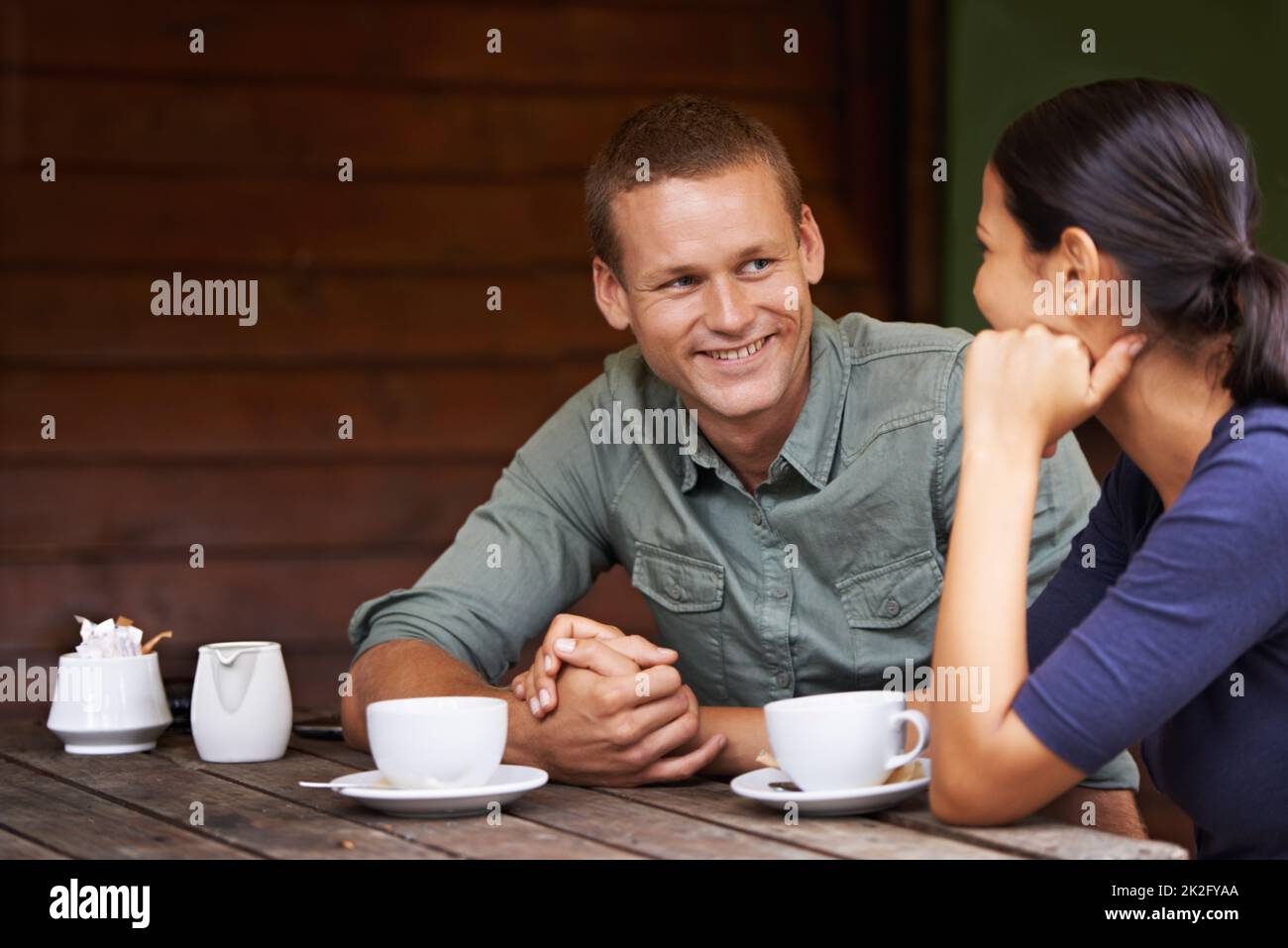 Couple drinking coffee outside talking hi-res stock photography and ...