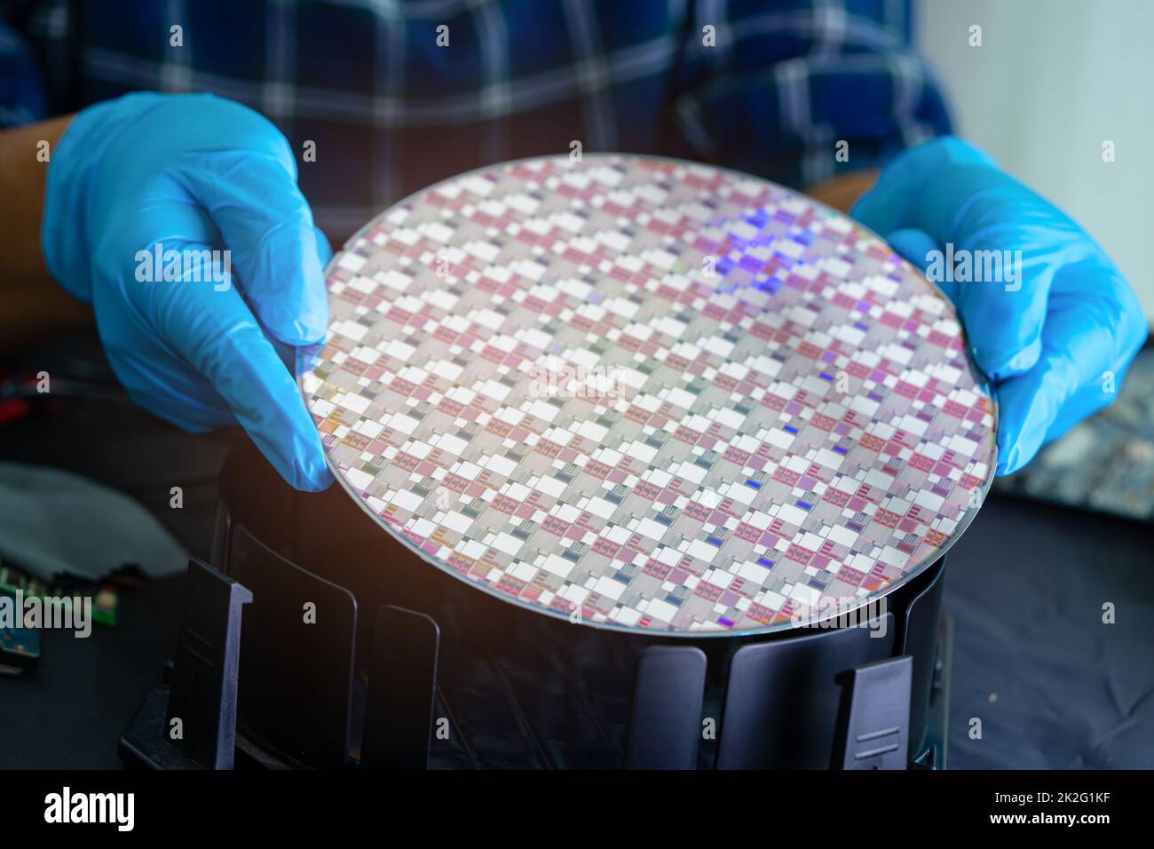 Silicon wafer machine hi-res stock photography and images - Alamy