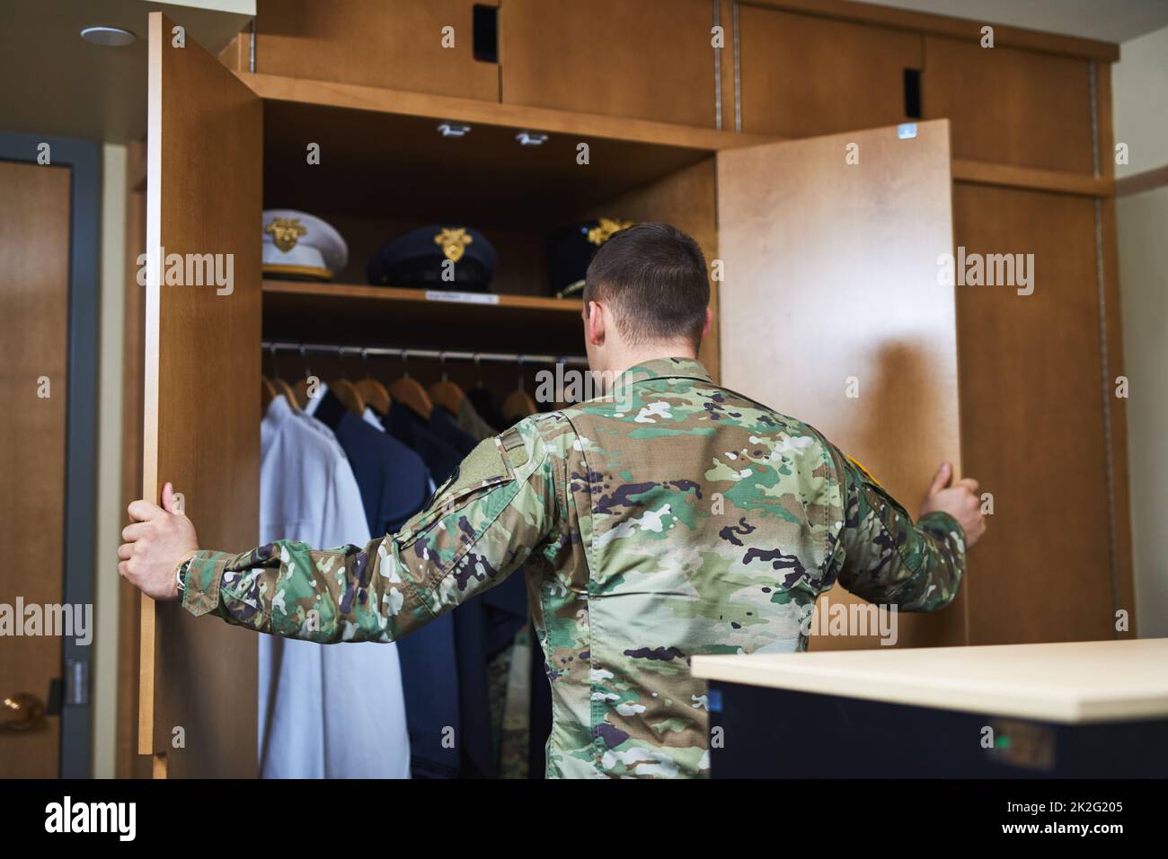 Man military getting dressed hi-res stock photography and images - Alamy