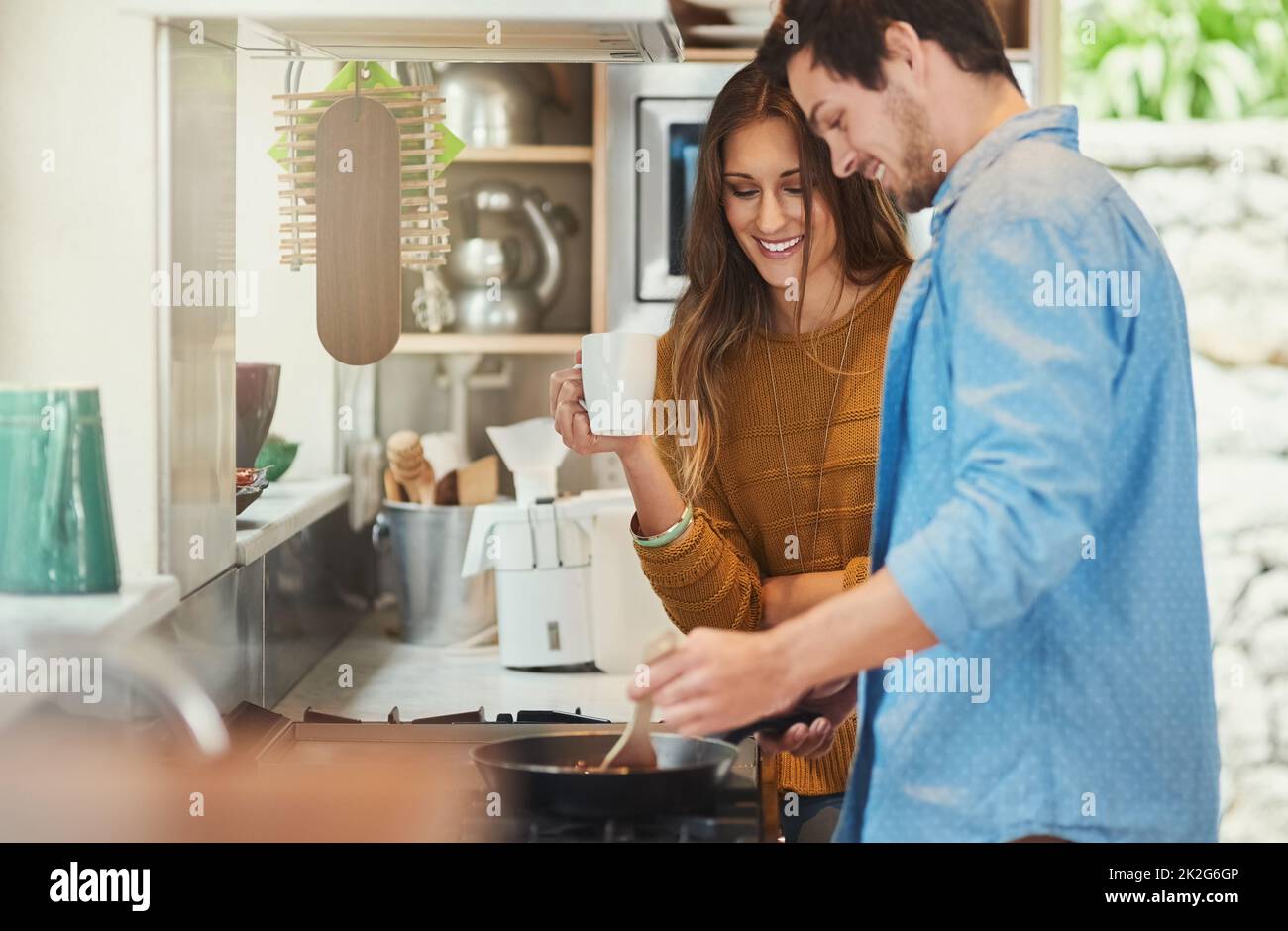Woman watching men cook hi-res stock photography and images - Alamy