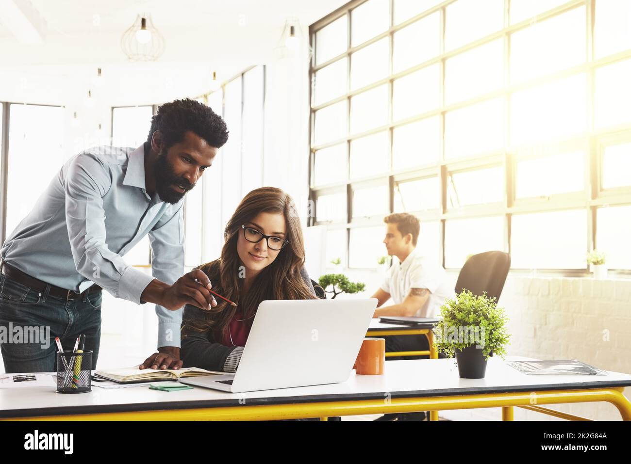 Businessman helping colleague hi-res stock photography and images - Alamy